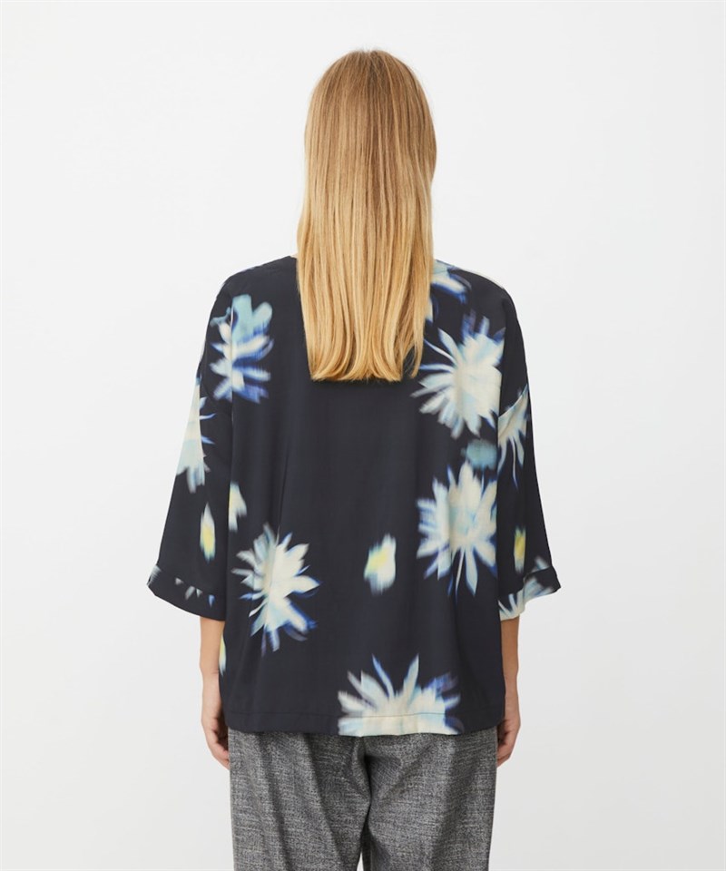 Køb viskose bluse fra MASAI i fed farver HER!